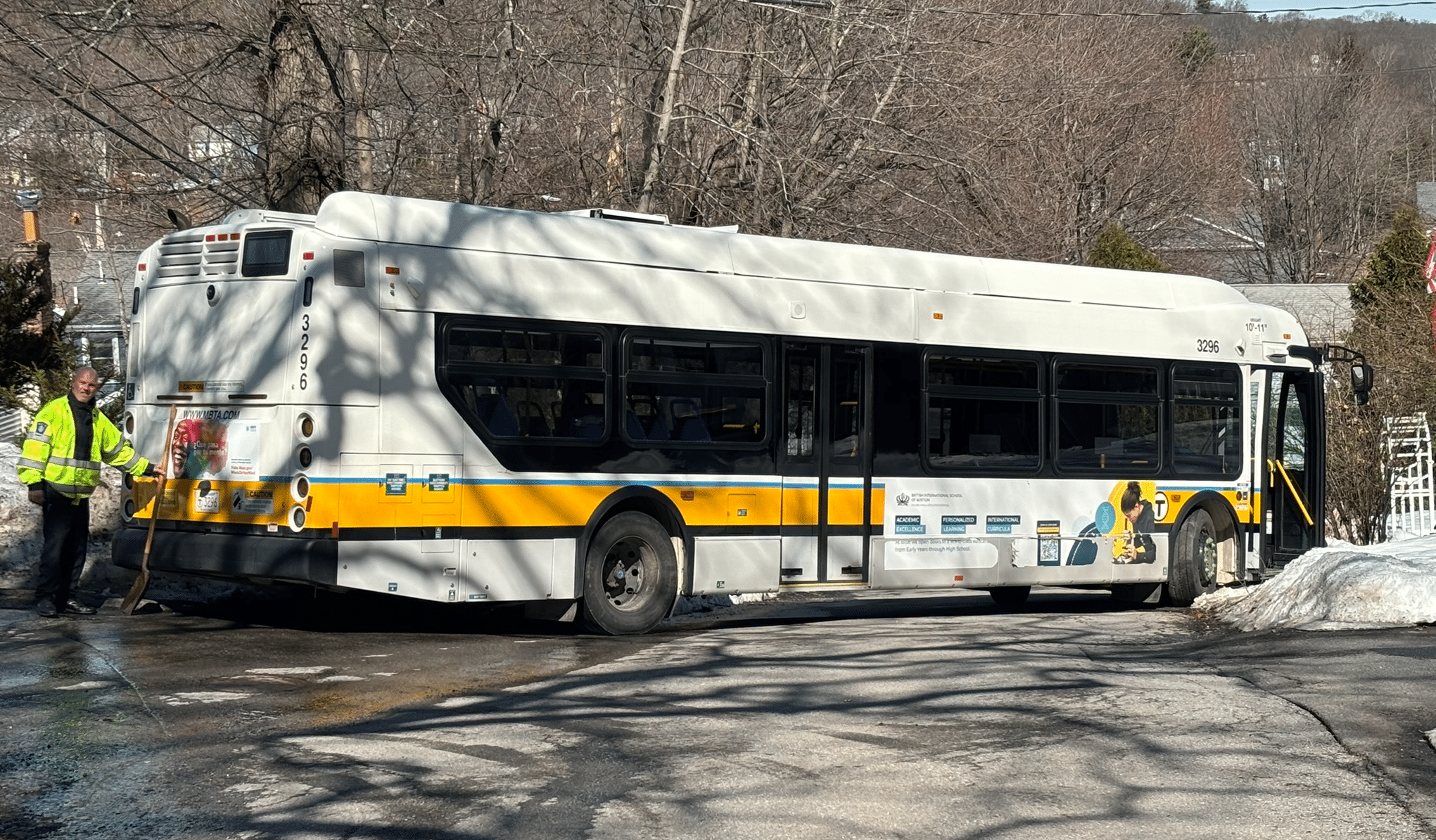 MBTA bus gets stuck in Cedarwood – Waltham Times